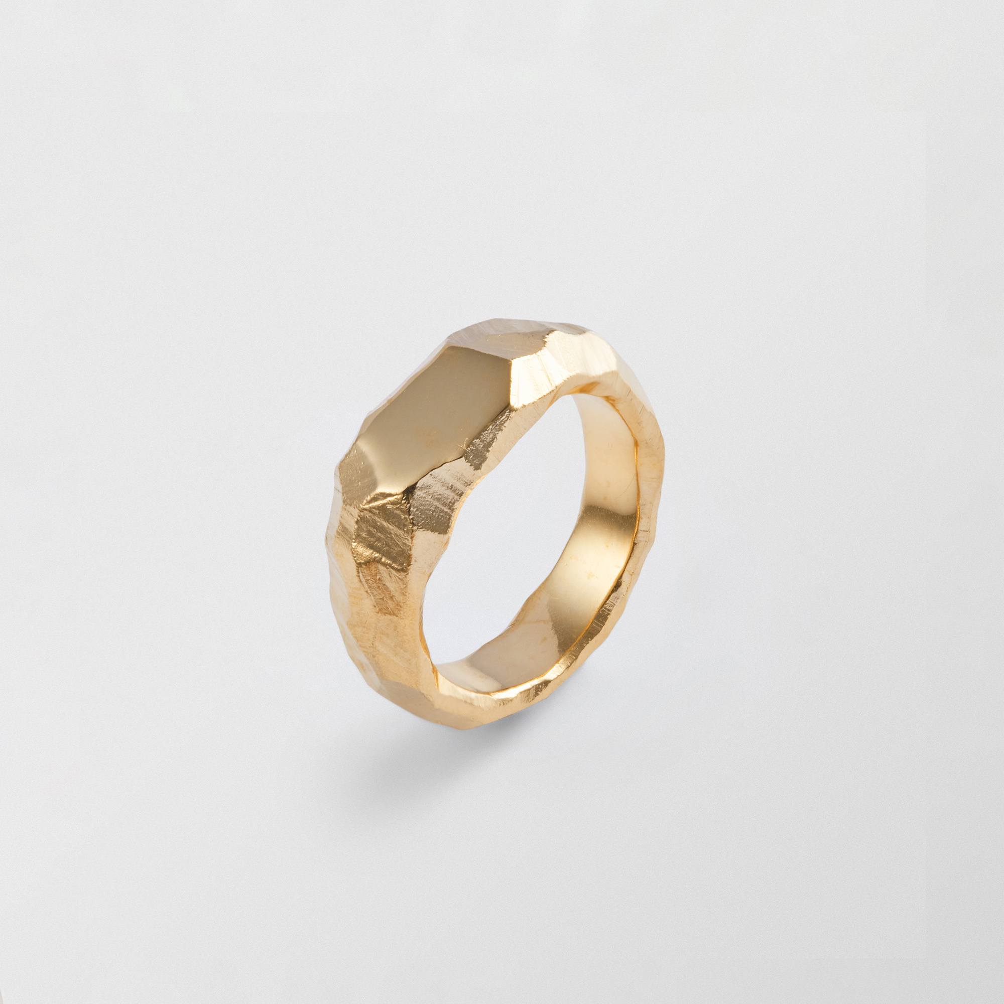 Rock - Ring i 18K gult guld, top 8 mm, graderad.