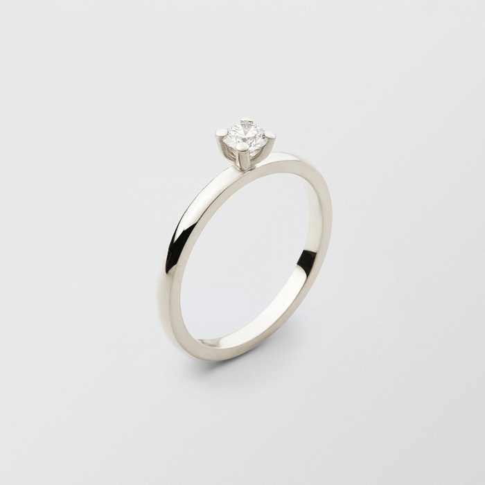 Soft, solitaire – Ring in 18K yellow gold with 0,25ct diamond, 2,0 mm.