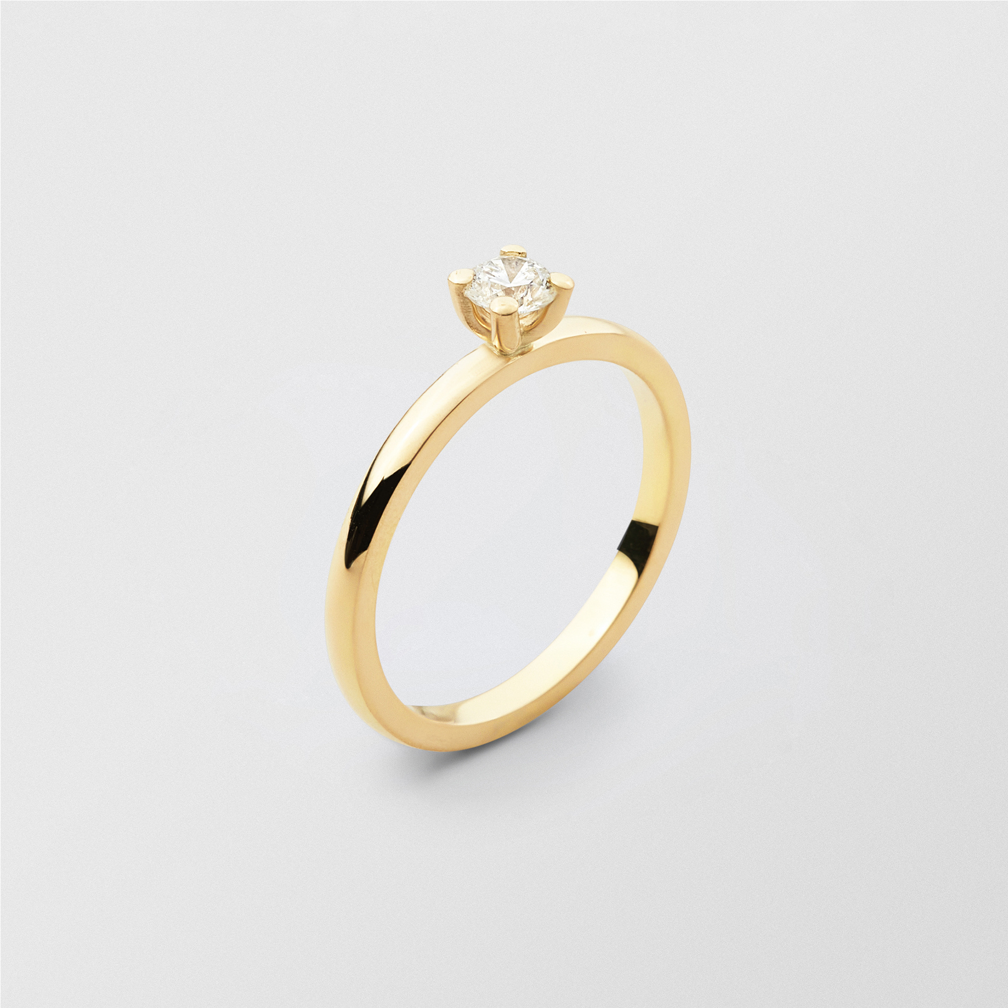 Soft, solitaire – Ring in 18K yellow gold with 0,25ct diamond, 2,0 mm.