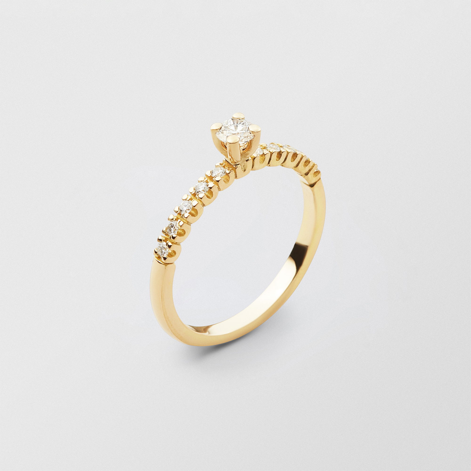 Soft, solitaire – Ring in 18K yellow gold with 0,40ct diamond, 2,0 mm.