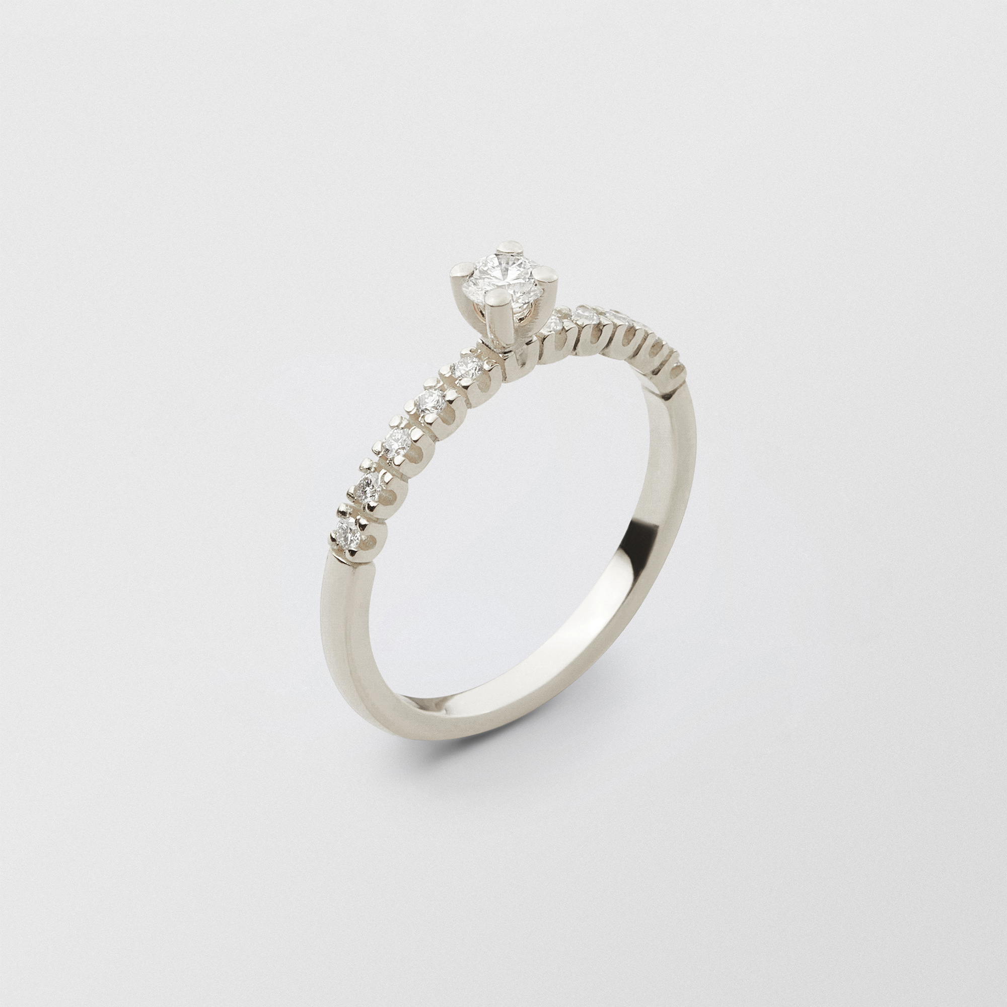 Soft, solitaire – Ring in 18K yellow gold with 0,40ct diamond, 2,0 mm.