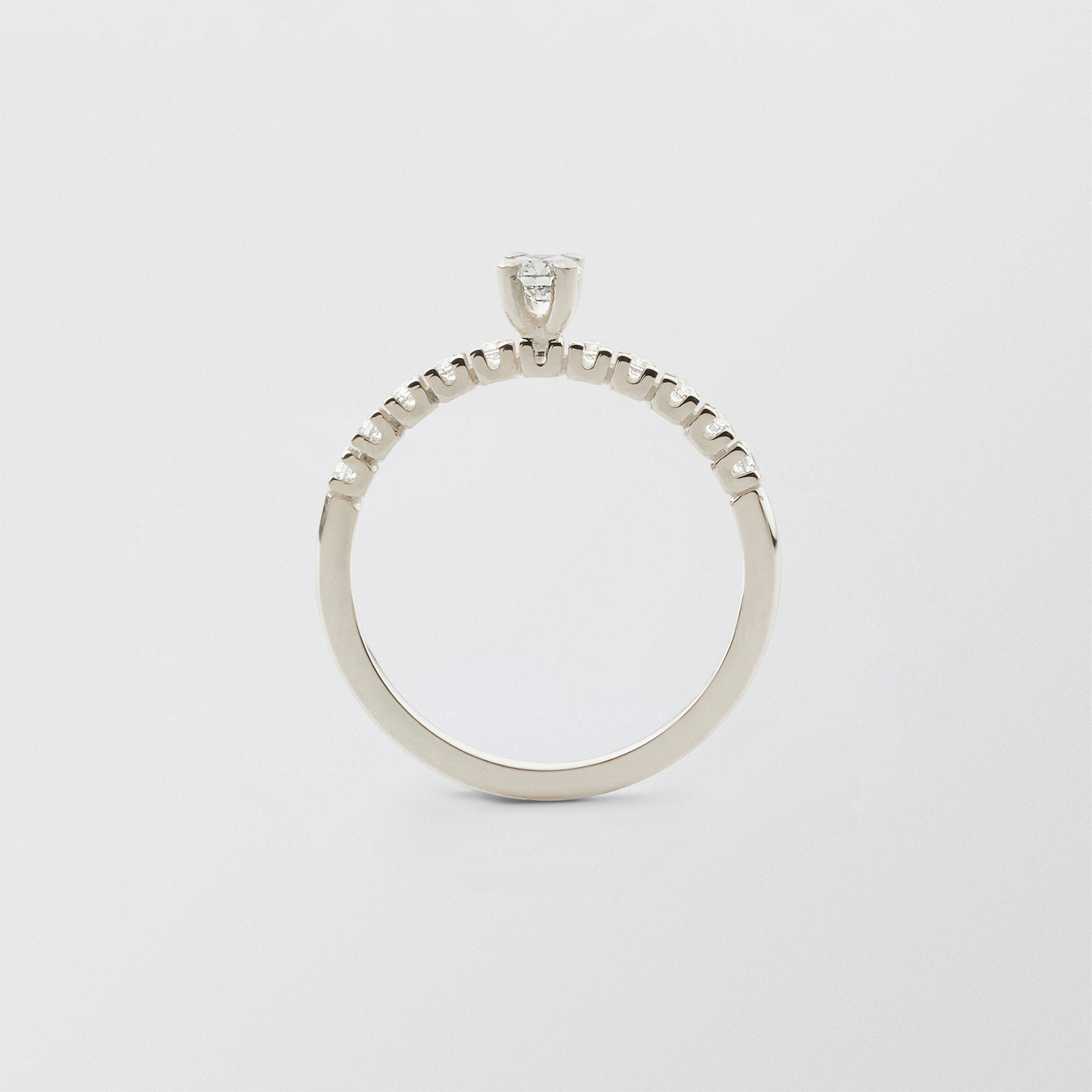 Soft, solitaire – Ring in 18K yellow gold with 0,40ct diamond, 2,0 mm.