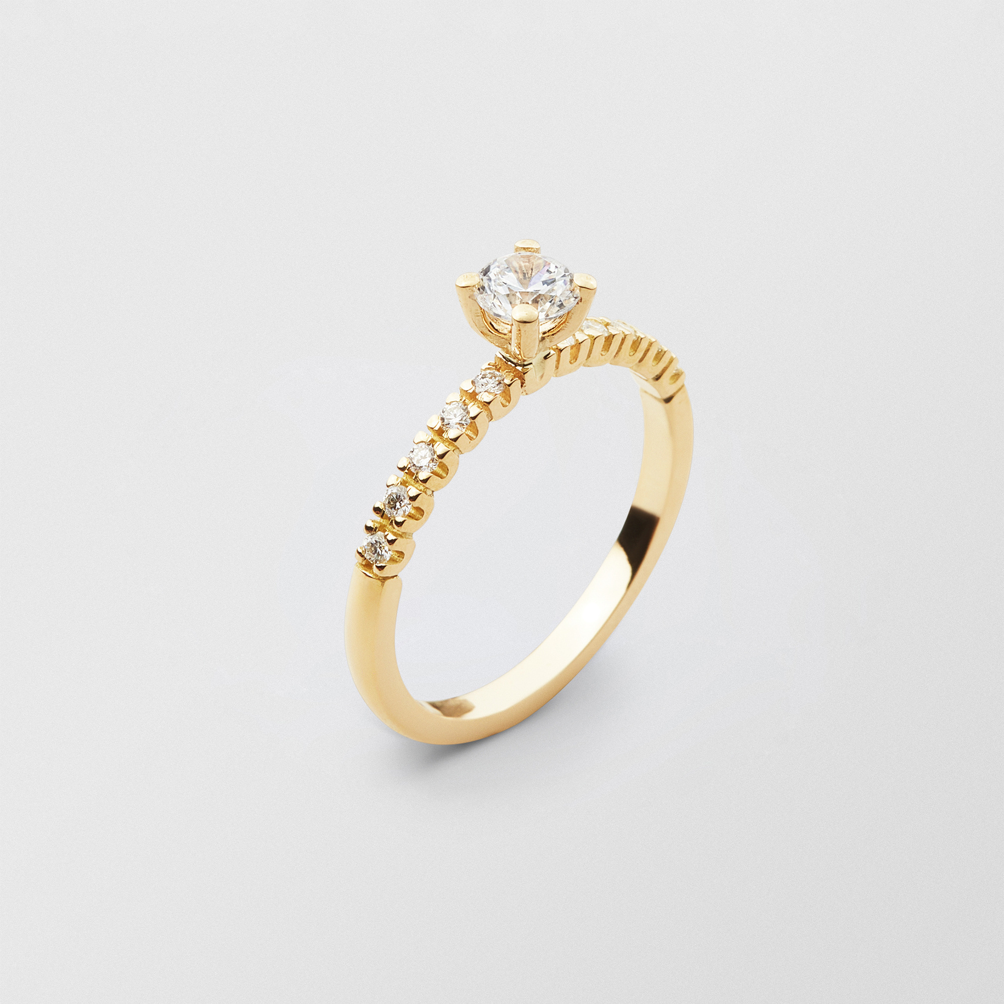 Soft, solitaire – Ring in 18K yellow gold with 0,55ct diamond, 2,0 mm.
