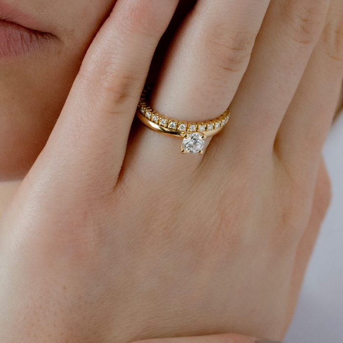 Soft, solitaire – Ring in 18K yellow gold with 0,50ct diamond, 2,0 mm.