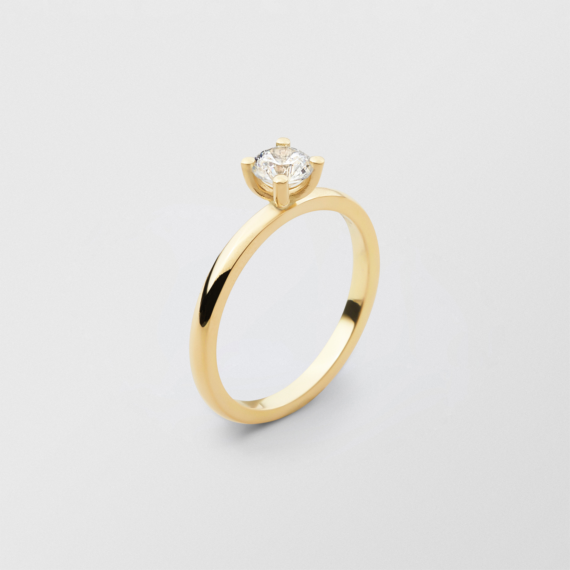 Soft, solitaire – Ring in 18K yellow gold with 0,50ct diamond, 2,0 mm.