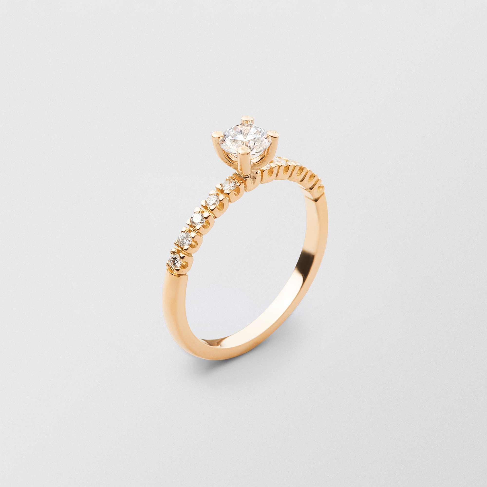 Soft, solitaire – Ring in 18K yellow gold with 0,65ct diamond, 2,0 mm.
