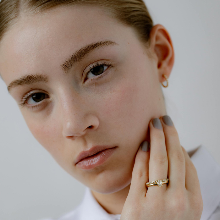 Soft, solitaire – Ring in 18K yellow gold with oval 0,50ct diamond, 2,0 mm.