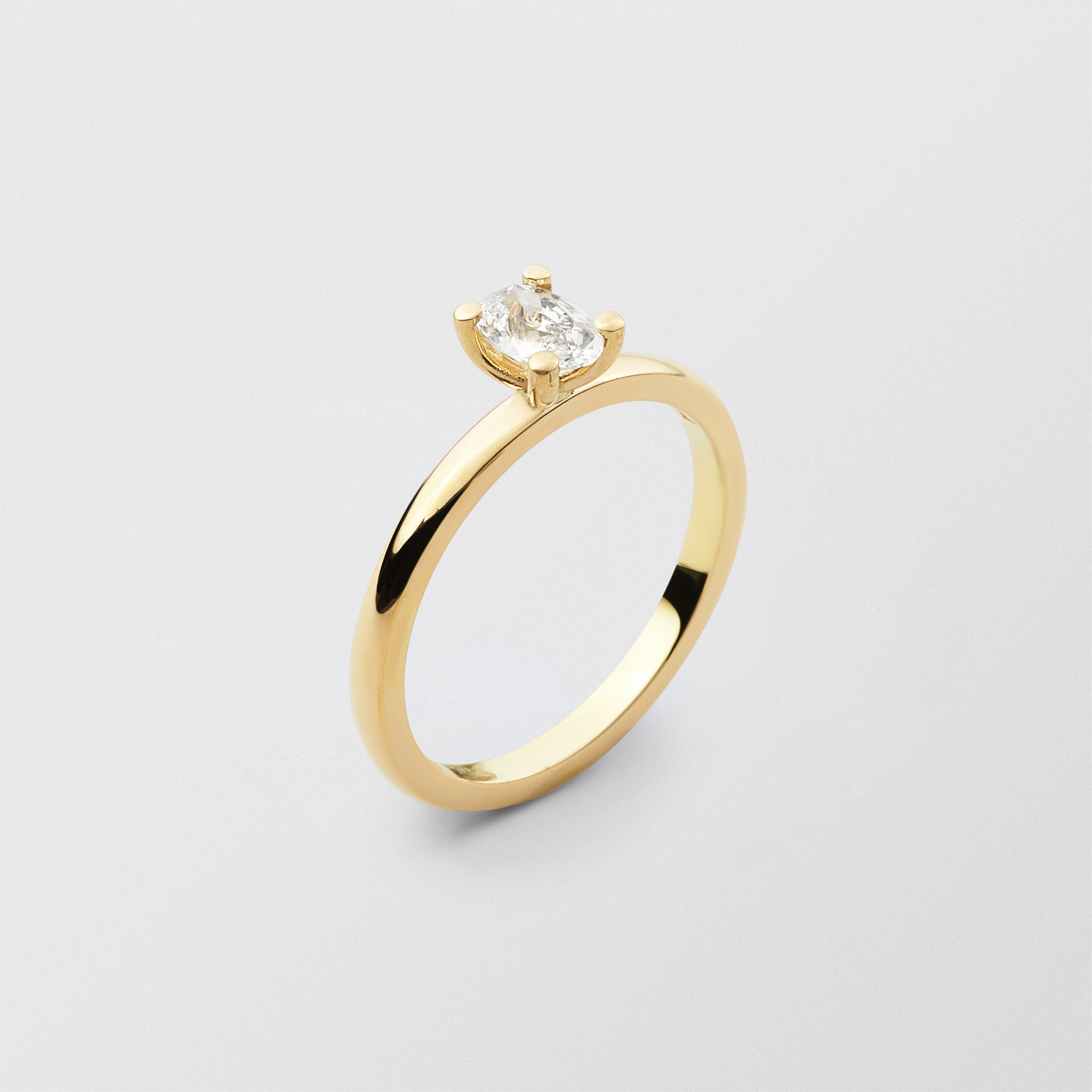 Soft, solitaire – Ring in 18K yellow gold with oval 0,50ct diamond, 2,0 mm.