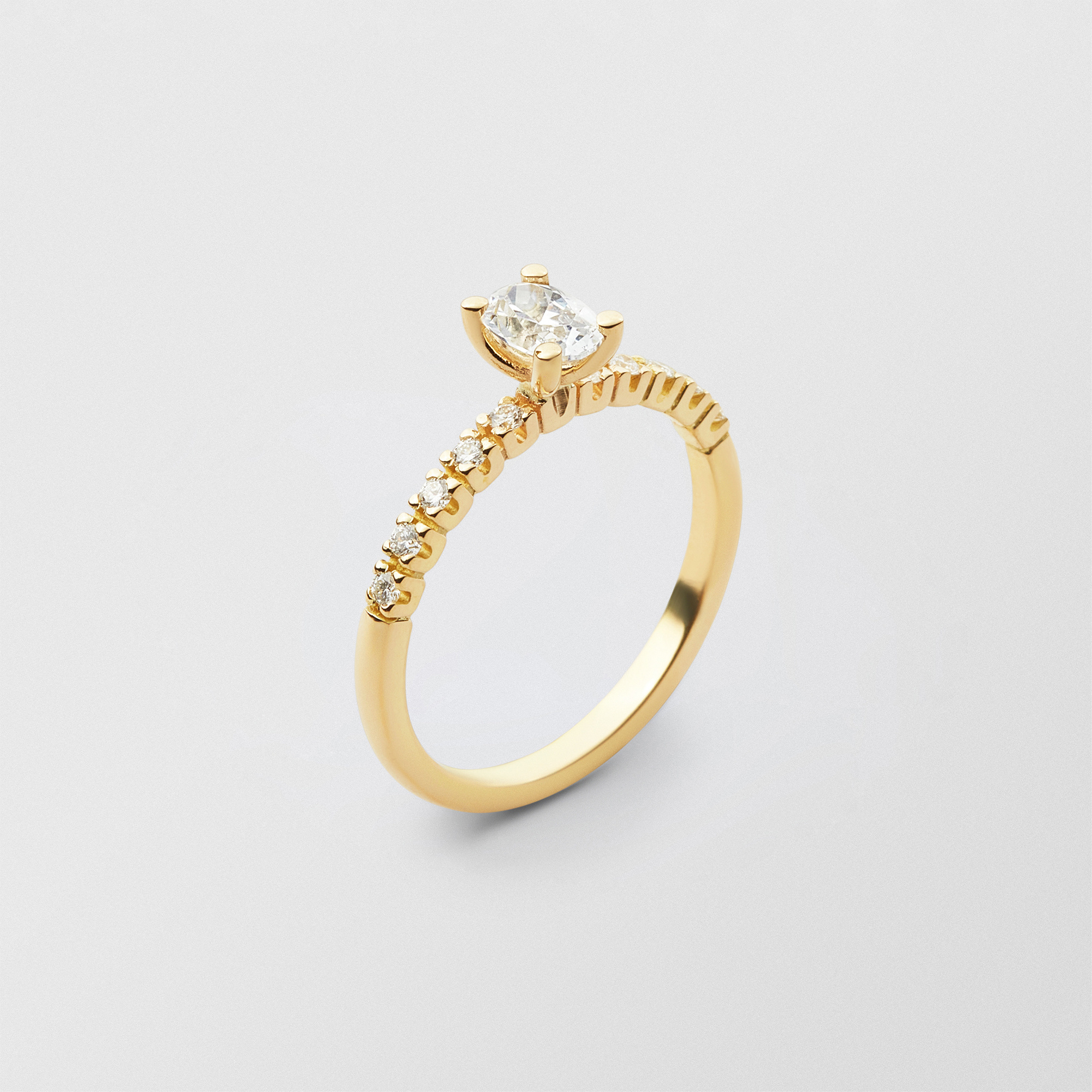 Soft, solitaire – Ring in 18K yellow gold with 0,65ct diamond, 2,0 mm.
