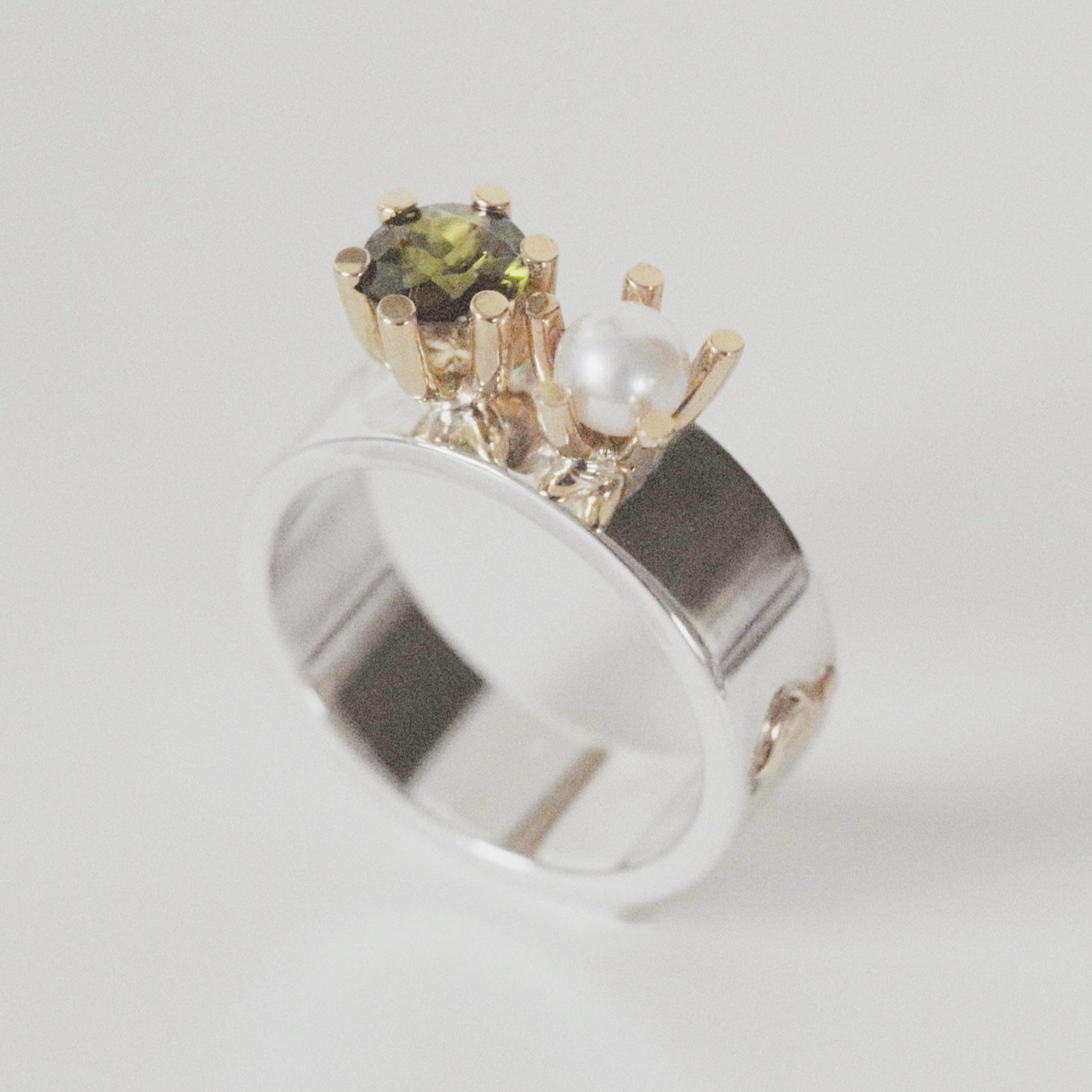 Studio Dice - Ring i silver och 18K gult guld med odlad pärla och grön ...
