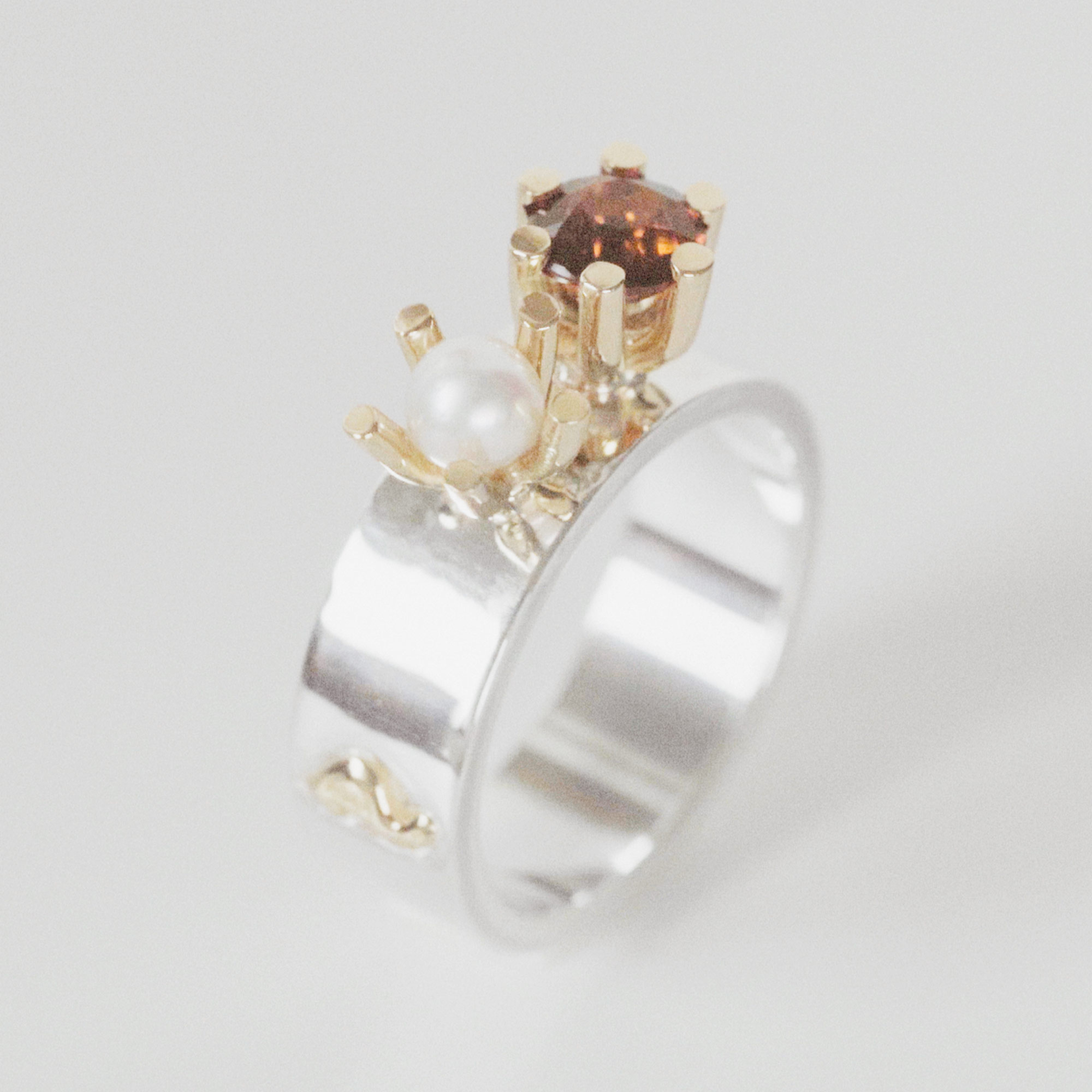 Studio Dice - Ring i silver och 18K gult guld med odlad pärla och ...