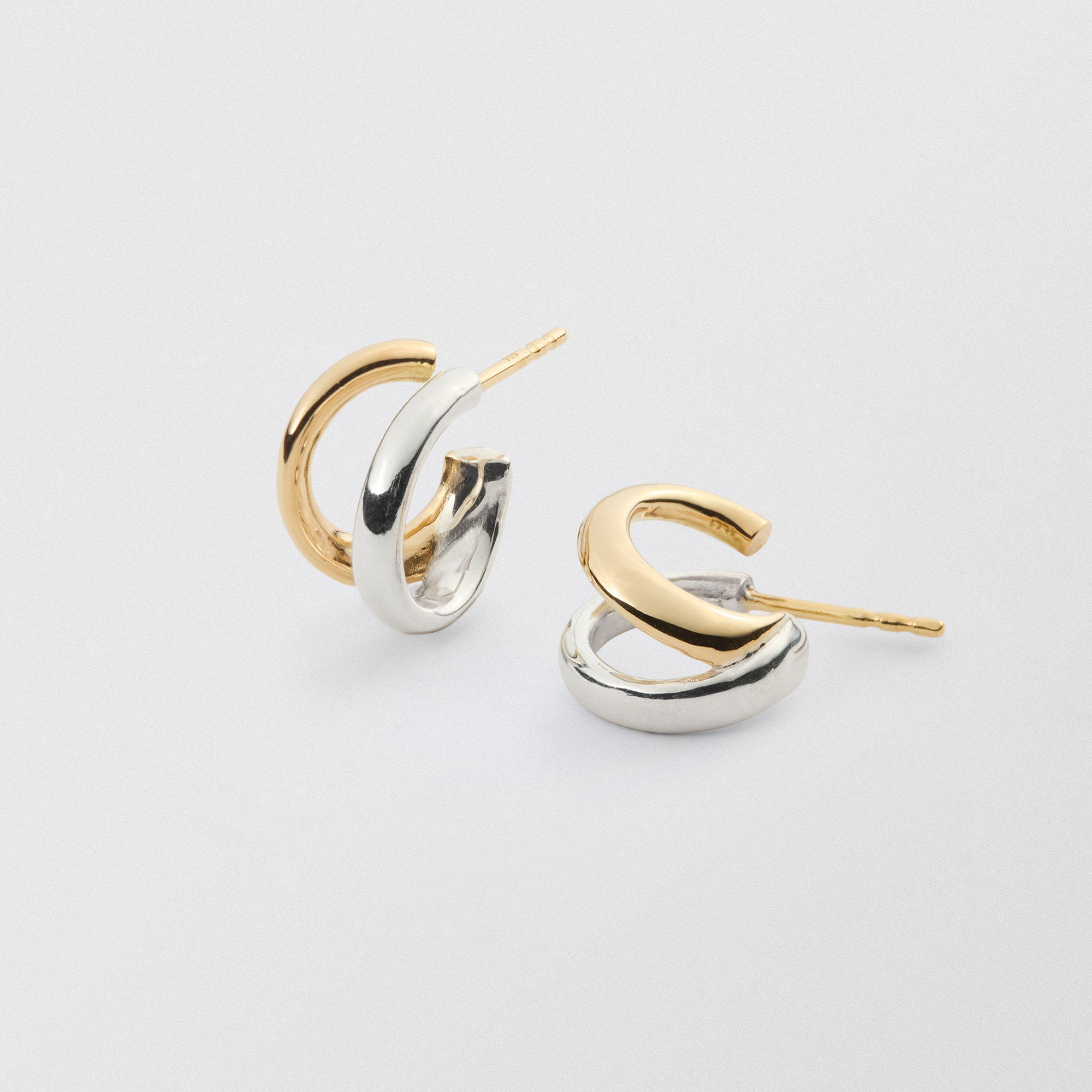 Sinne Dubbel Creol - Örhängen i kombinerat silver och 18K gult guld, 14 mm.