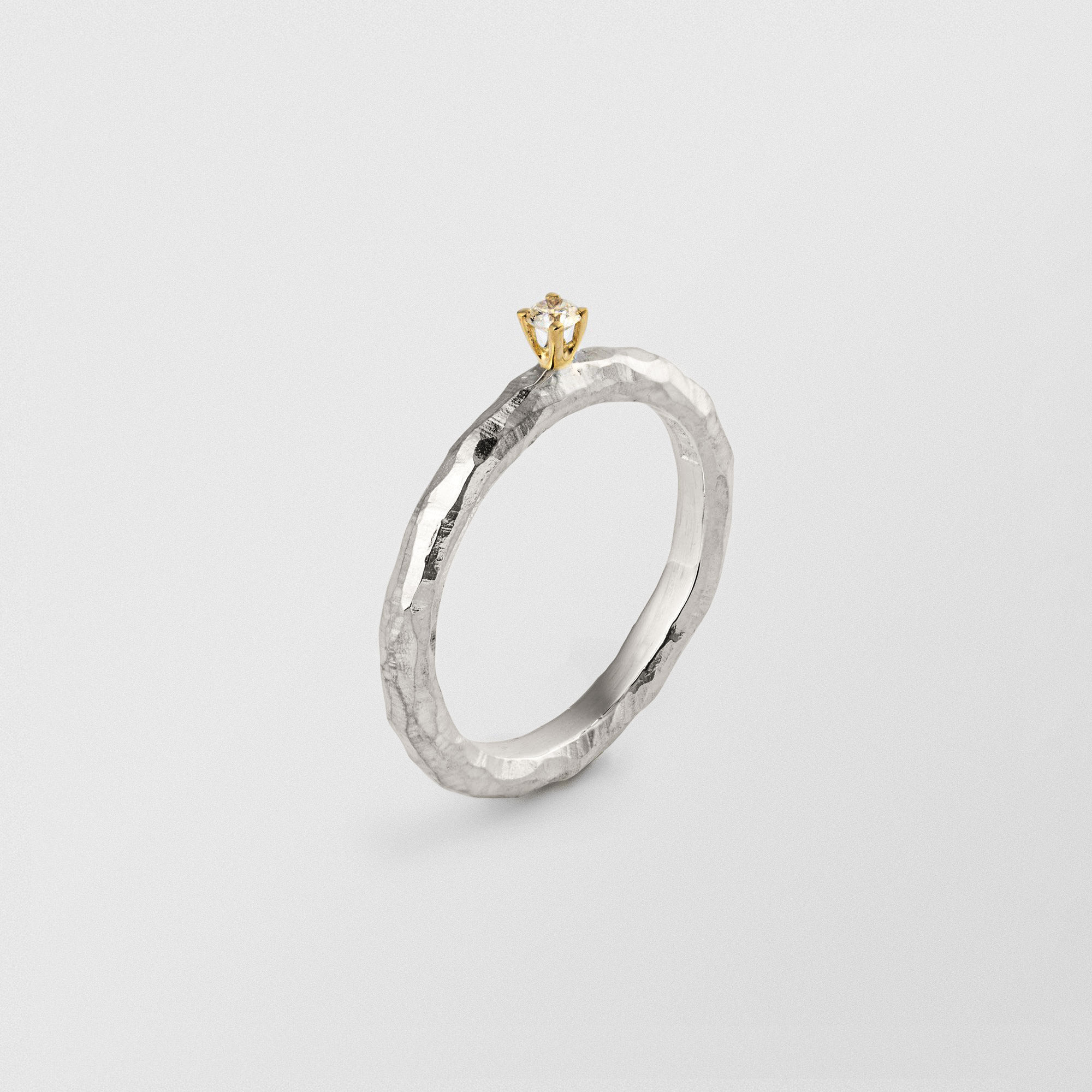 Ringo 0,06 - Ring in silver and 18K yellow gold with 0,06ct diamond, 3 mm.