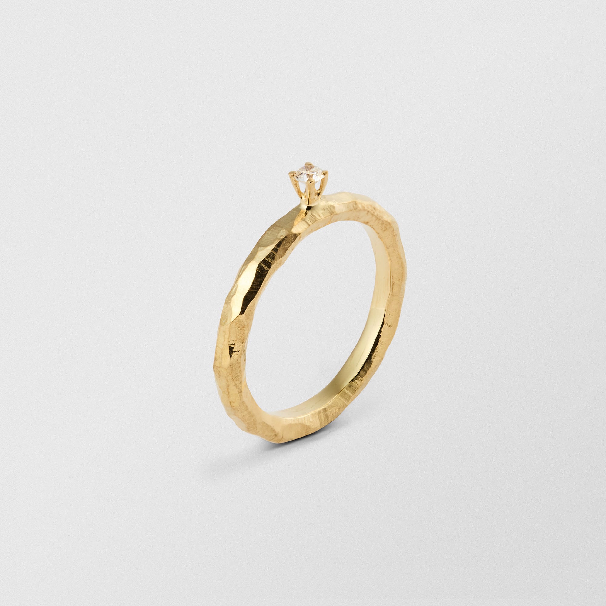 Ringo solitaire - Ring in 18K yellow gold with 0,06ct diamond, 3,0 mm.